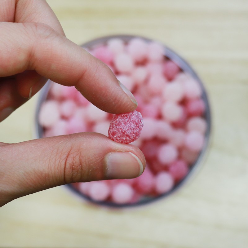 Caramelle dure al gusto frutti di bosco.