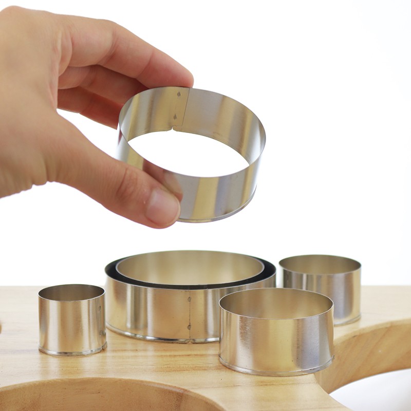 Lot de 6 emporte-pièces ronds en acier inoxydable.