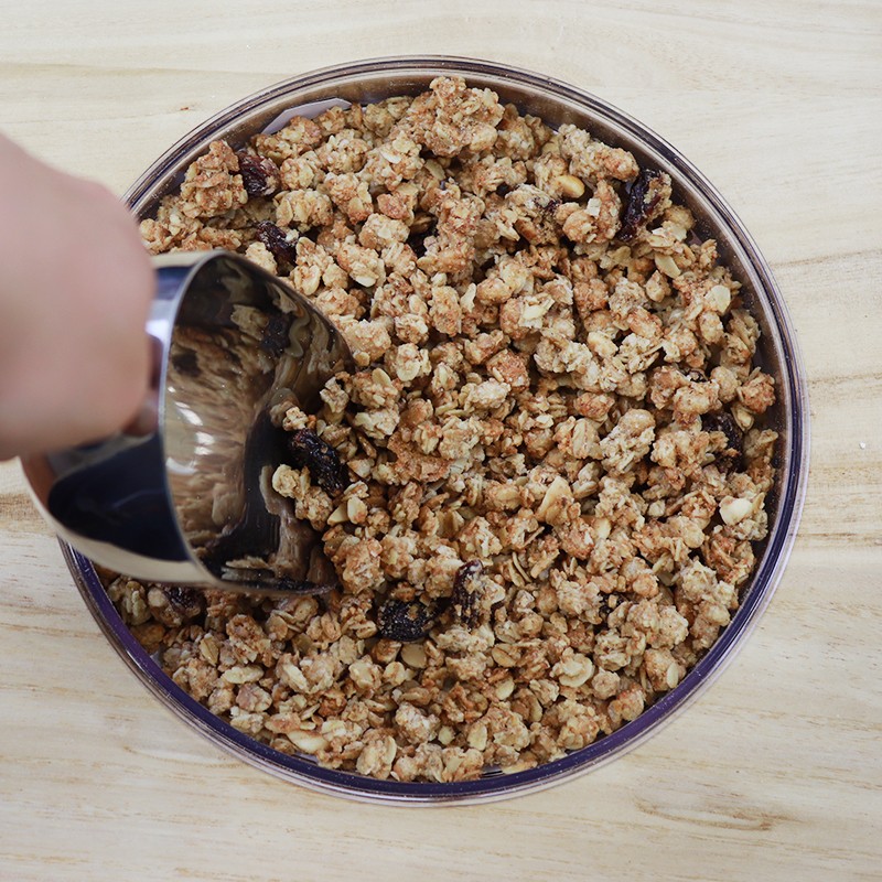 Muesli croccante con nocciole, miele e uvetta.