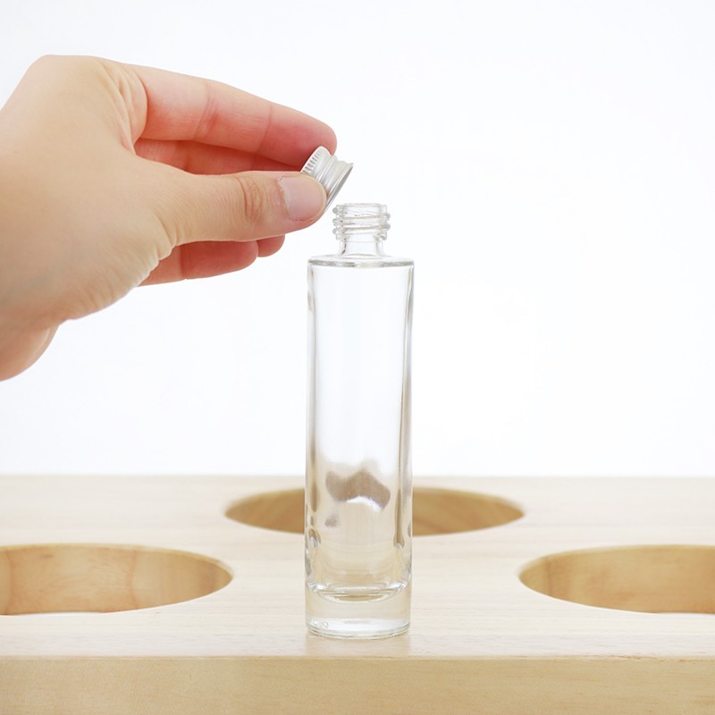 Boccetta di vetro da 50ml con erogatore spray o tappo in alluminio.