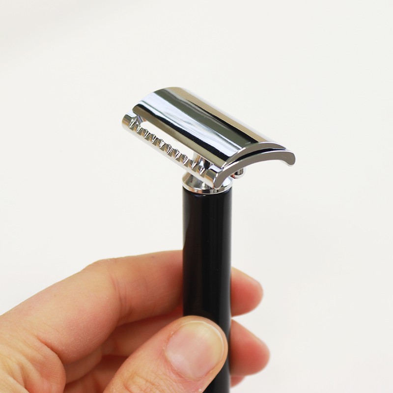 Rasoio di sicurezza con testina a pettine chiuso e manico lungo. 100% ...