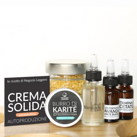 Kit per la preparazione di una crema solida.