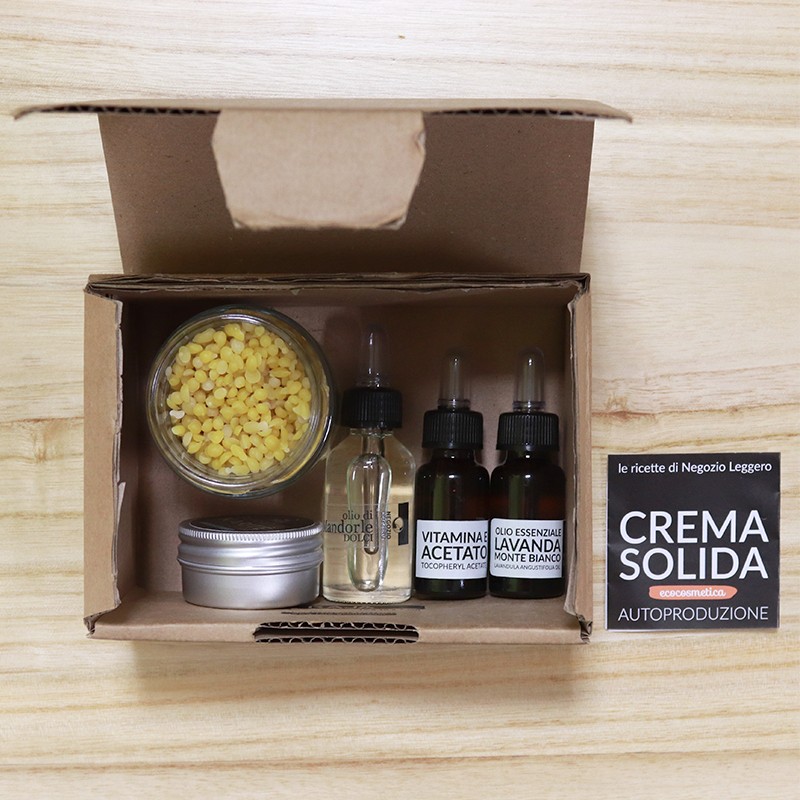 Kit per la preparazione di una crema solida.