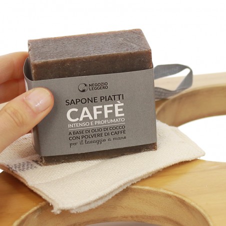 Kit regalo con spugna per piatti in cotone rigenerato e sapone solido.