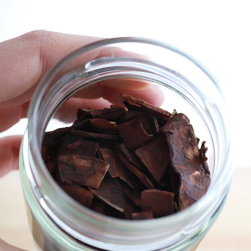 Chips de coco grillées au cacao. Sans conservateurs, colorants, ni arômes.