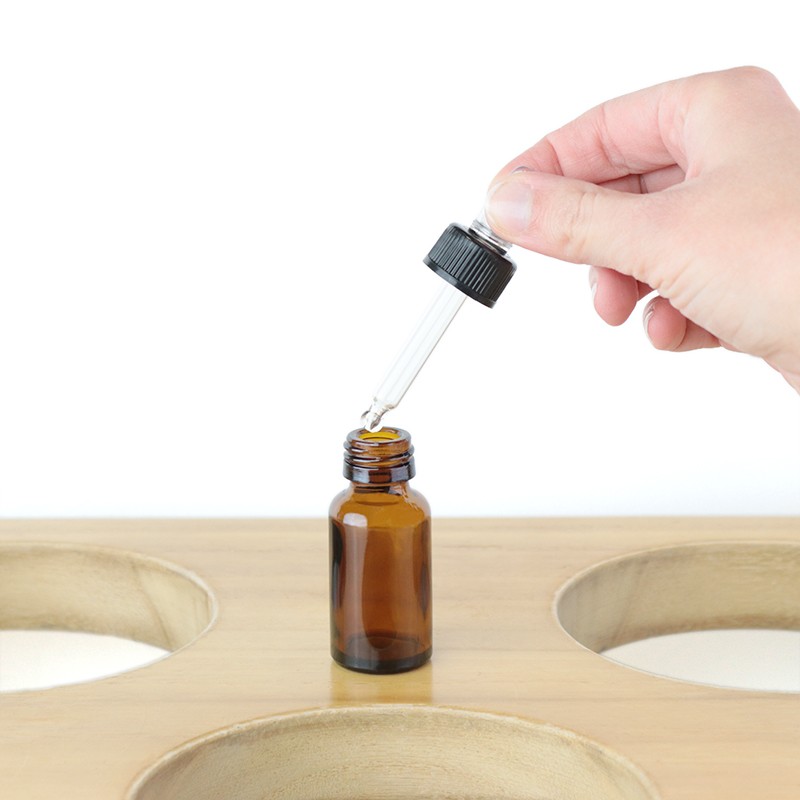 Boccetta in vetro scuro con tappo a vite o con contagocce da 10ml.